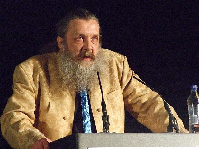 Alan Moore shares what to read - Upworthy