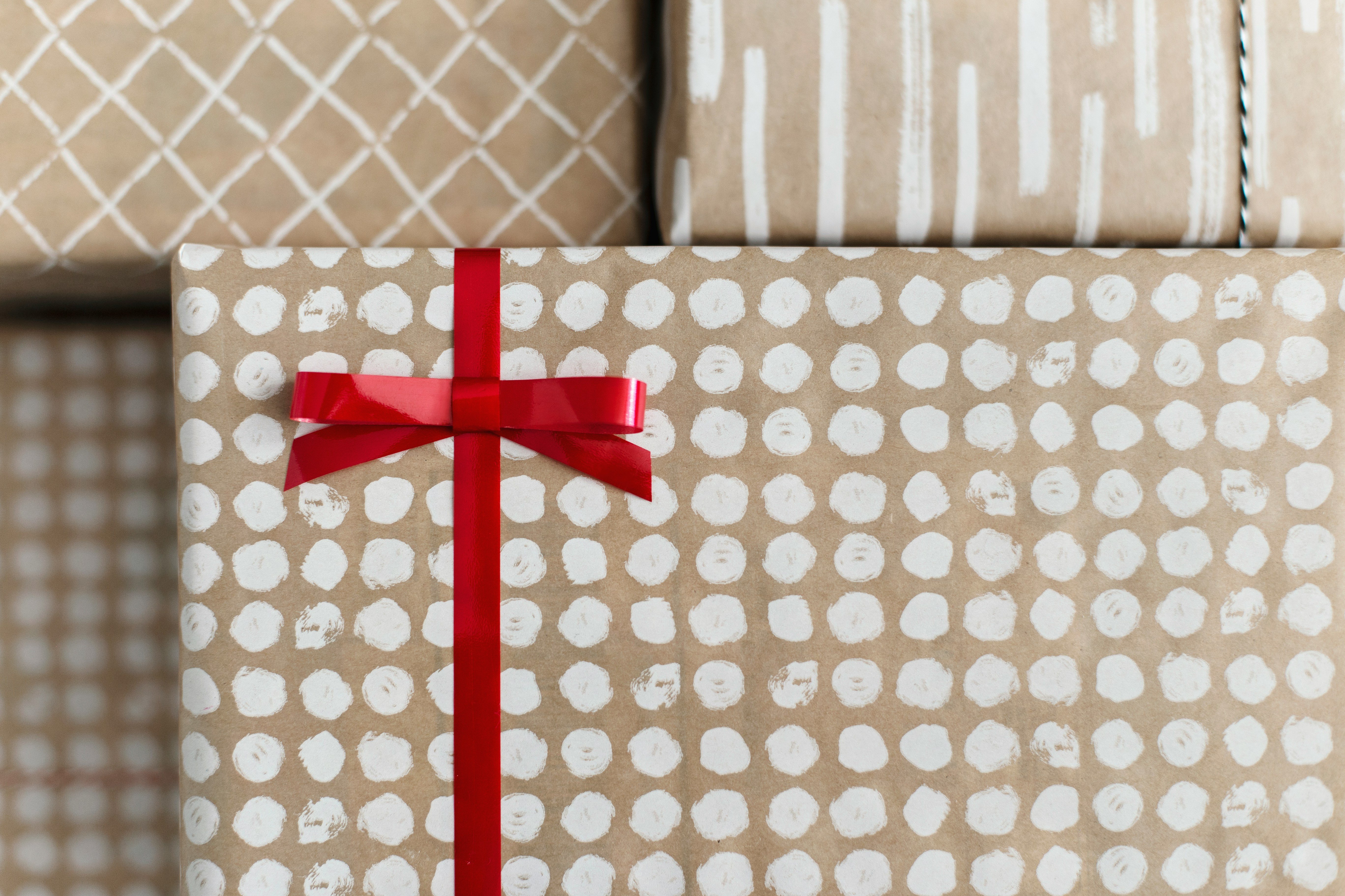 Young girl creates incredible gift wrap for her blind sister - Upworthy