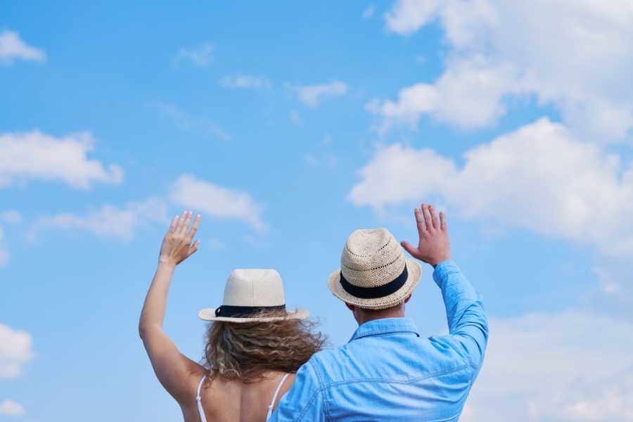 Woman captures her parents waving goodbye to her for 27 years