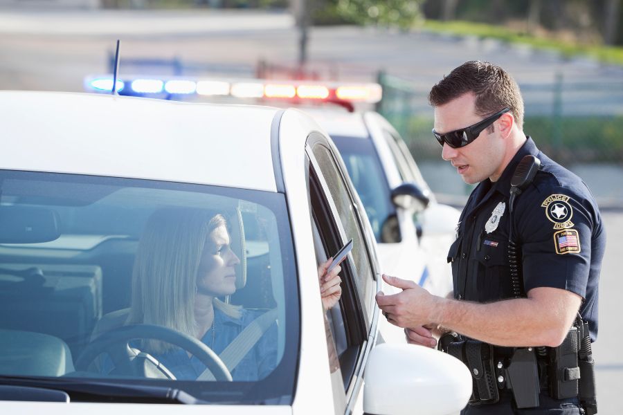 Woman cited for driving with phone in right hand has the Internet ...
