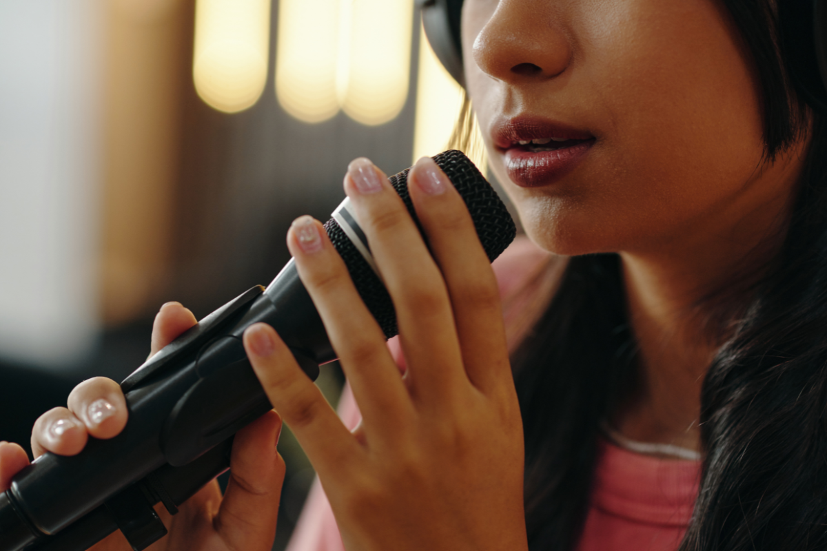 Woman shares amazing 5-year singing transformation and obliterates the ...