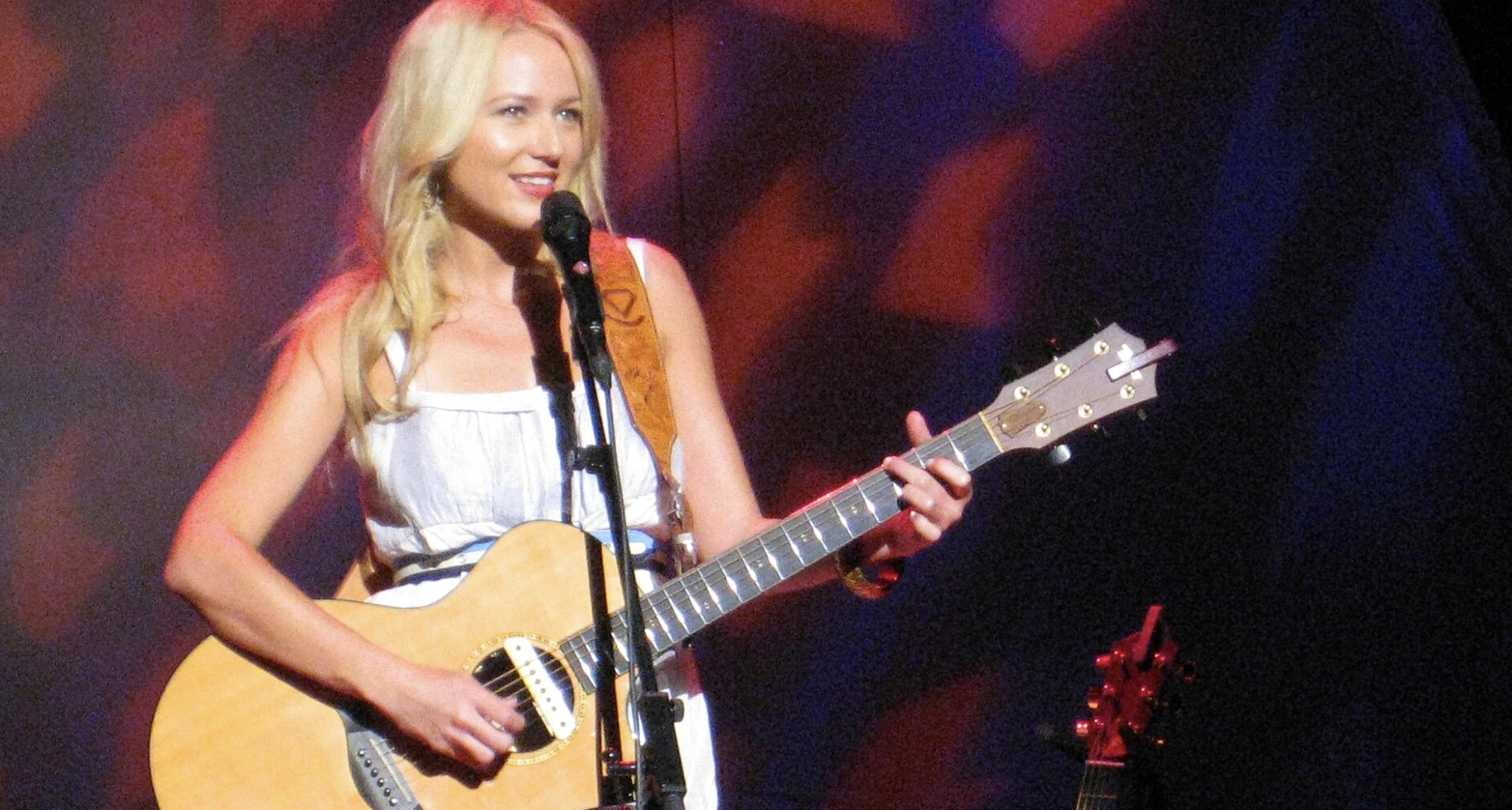 At 19, Jewel turned down a million-dollar record deal. Decades later ...